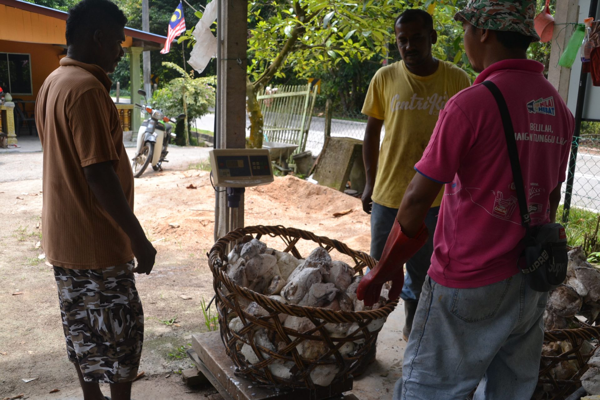 Penoreh dan pekebun kecil getah ‘tersenyum’
