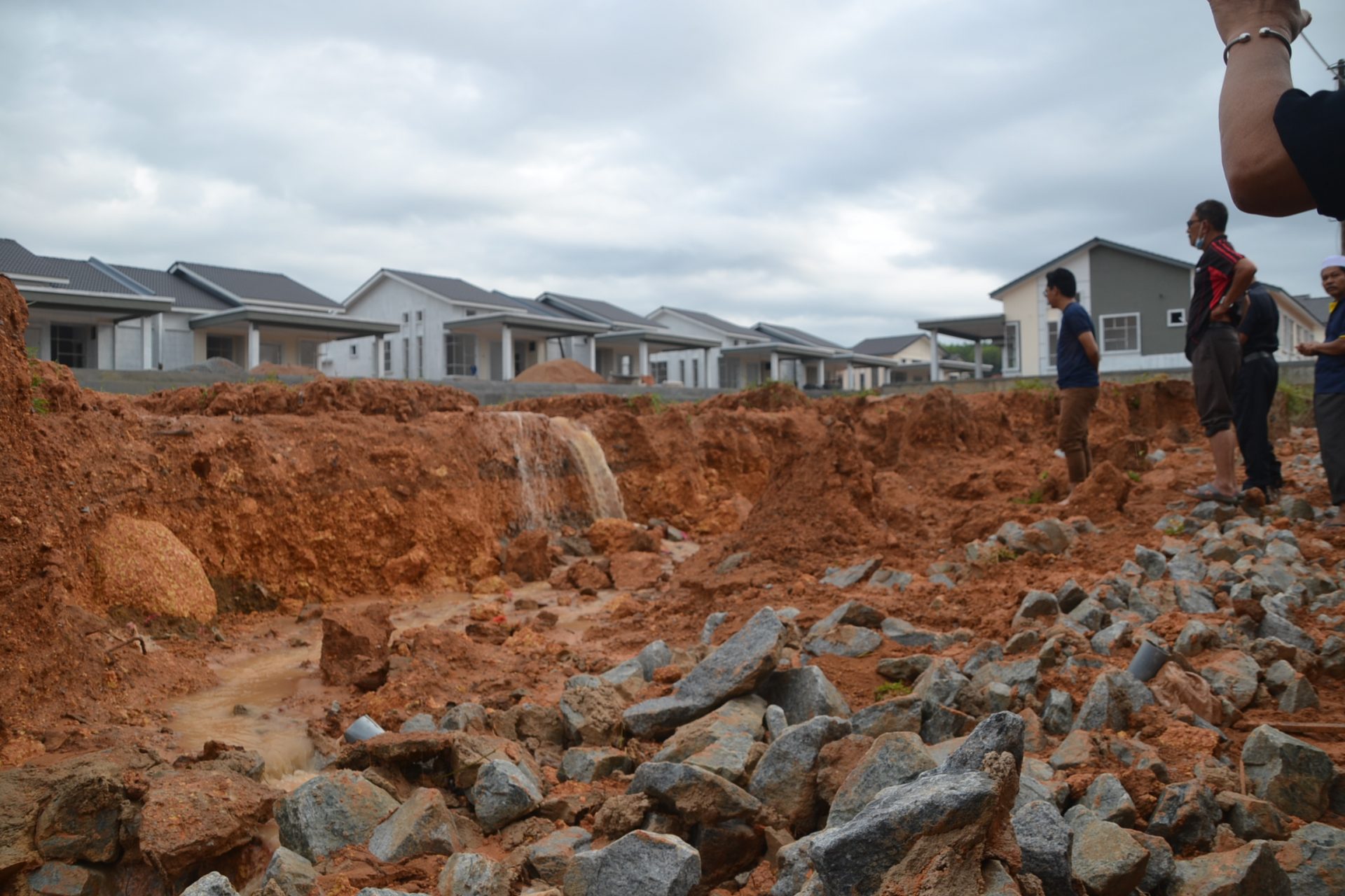 Sembilan rumah dilanda banjir lumpur akibat tembok runtuh