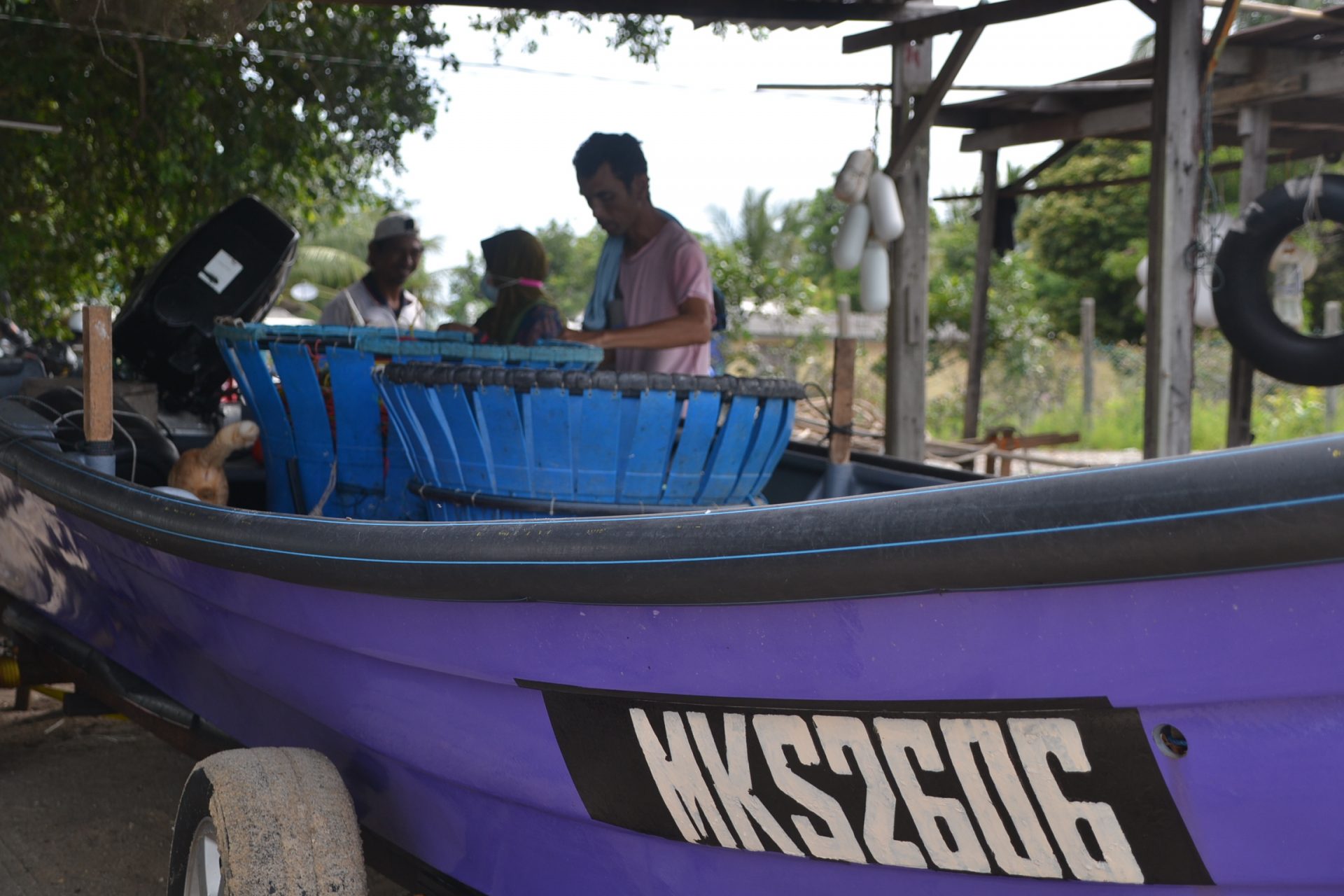 Perahu nelayan wajib warna ungu