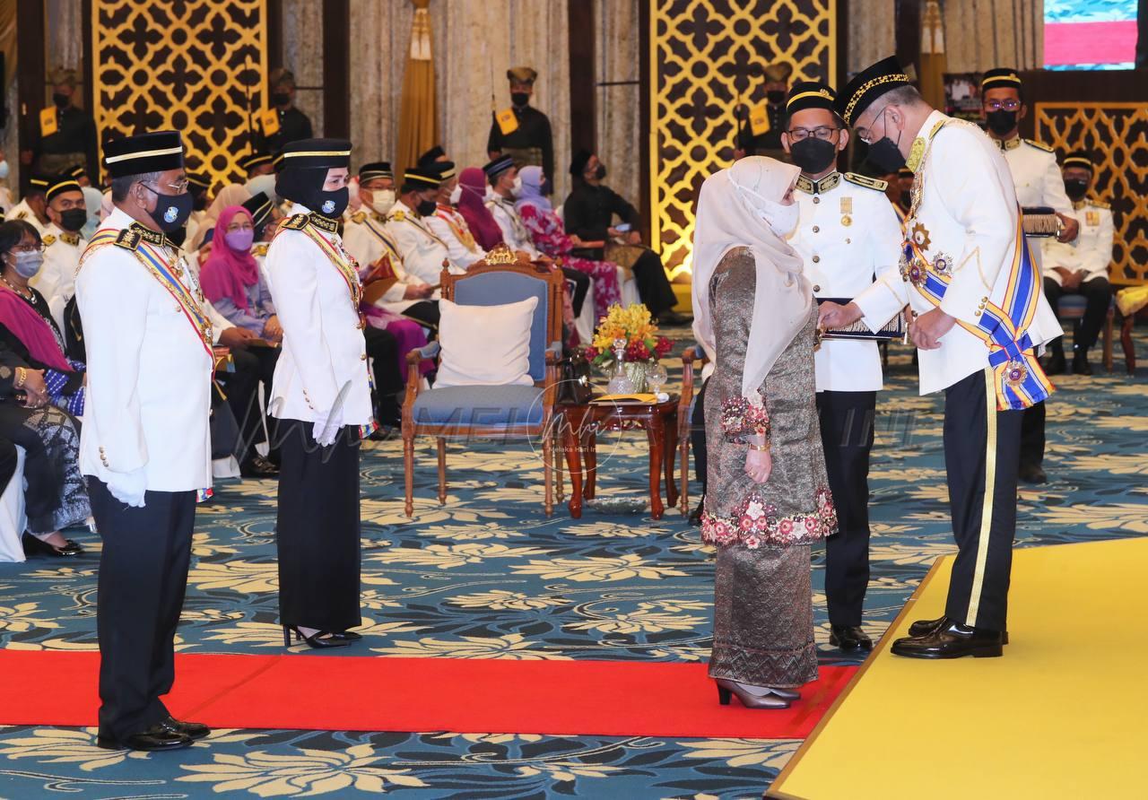 Acryl Sani, Zamrose dahului penerima pingat darjah kebesaran Melaka