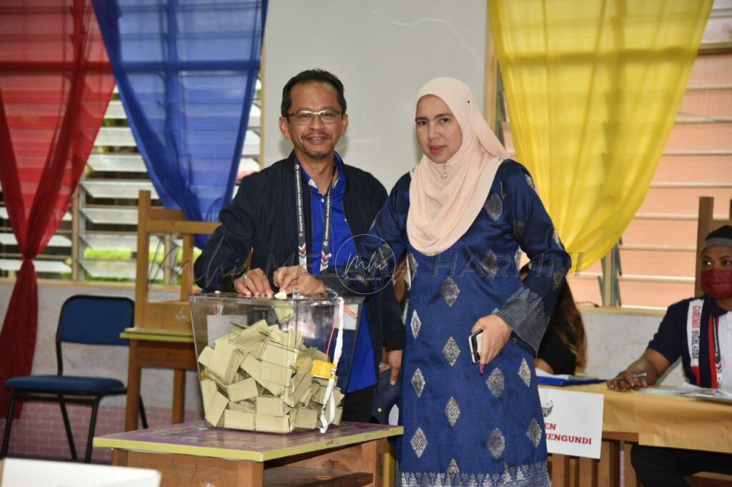 Roslan selesai buang undi bersama keluarga