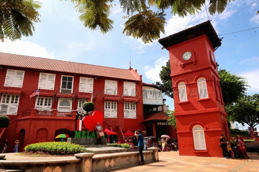 Aura menara jam ‘bangunan merah’