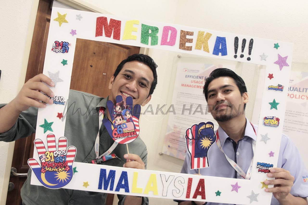 Botol, kertas terpakai jadi hiasan merdeka