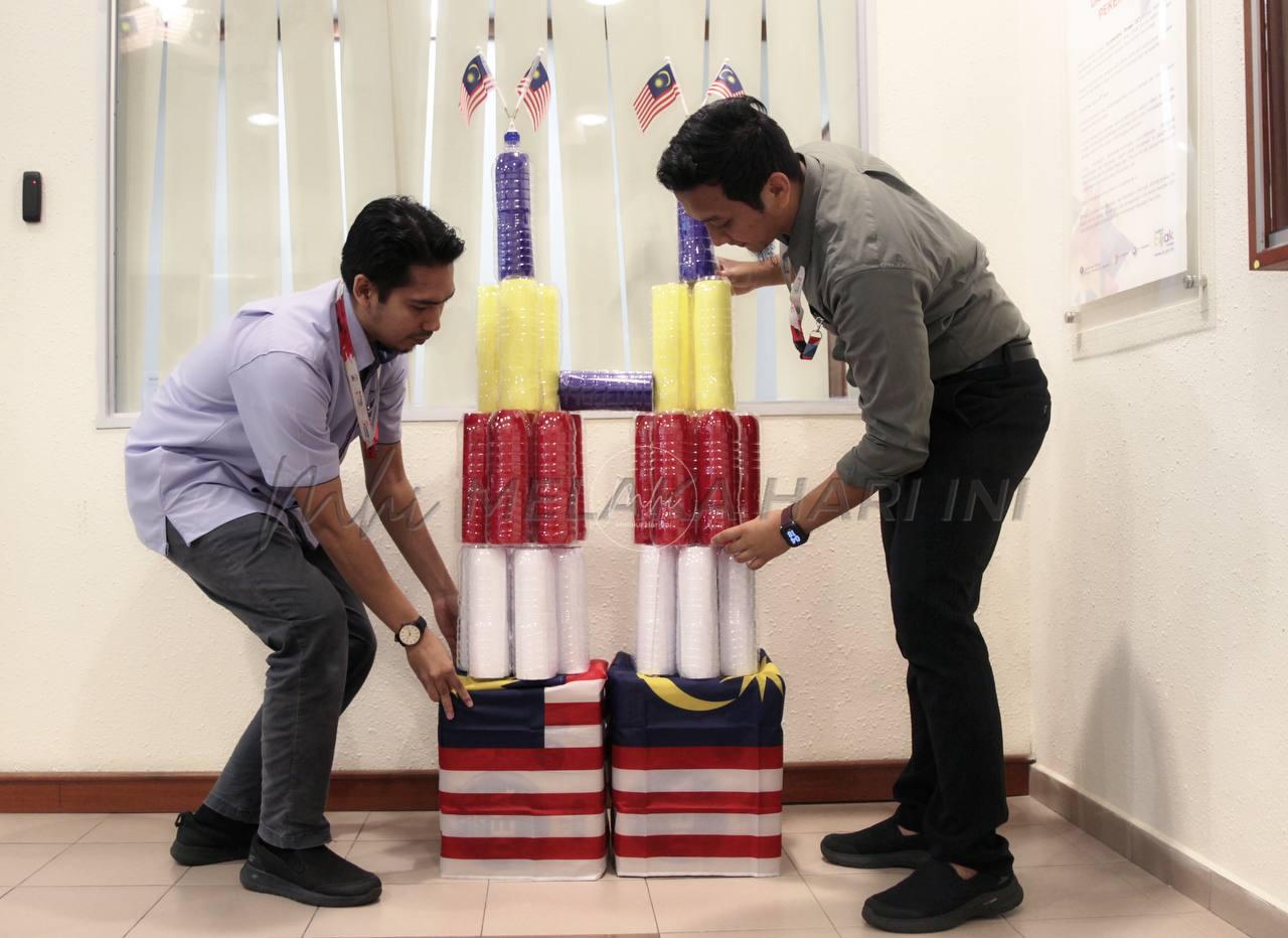 Botol, kertas terpakai jadi hiasan merdeka