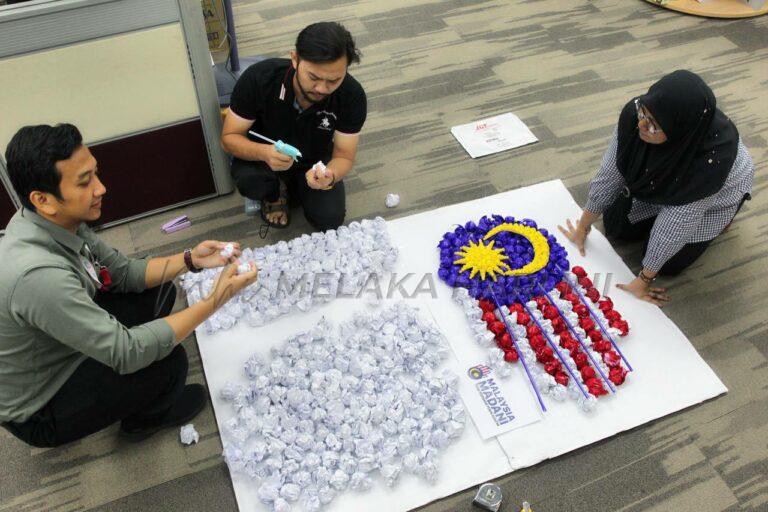 Botol, kertas terpakai jadi hiasan merdeka