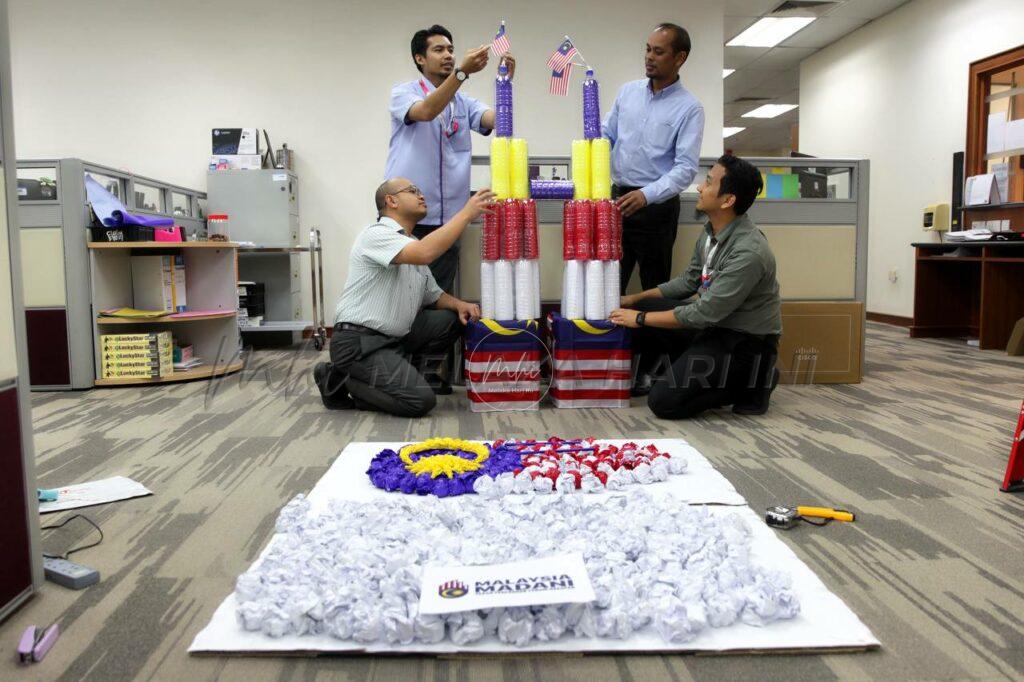 Botol, kertas terpakai jadi hiasan merdeka
