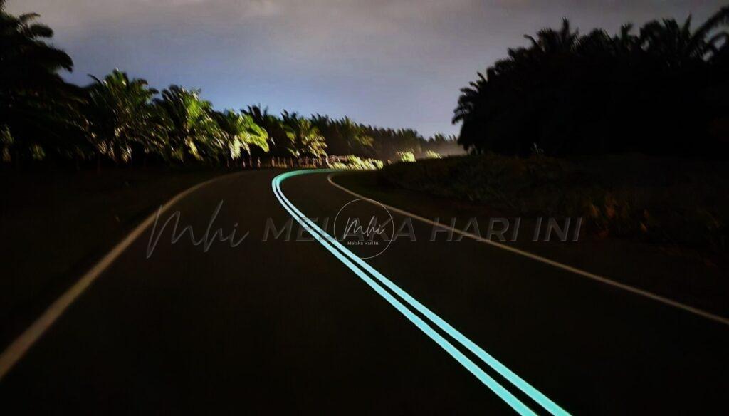 Garisan bercahaya dalam gelap pada tiga jalan di Melaka